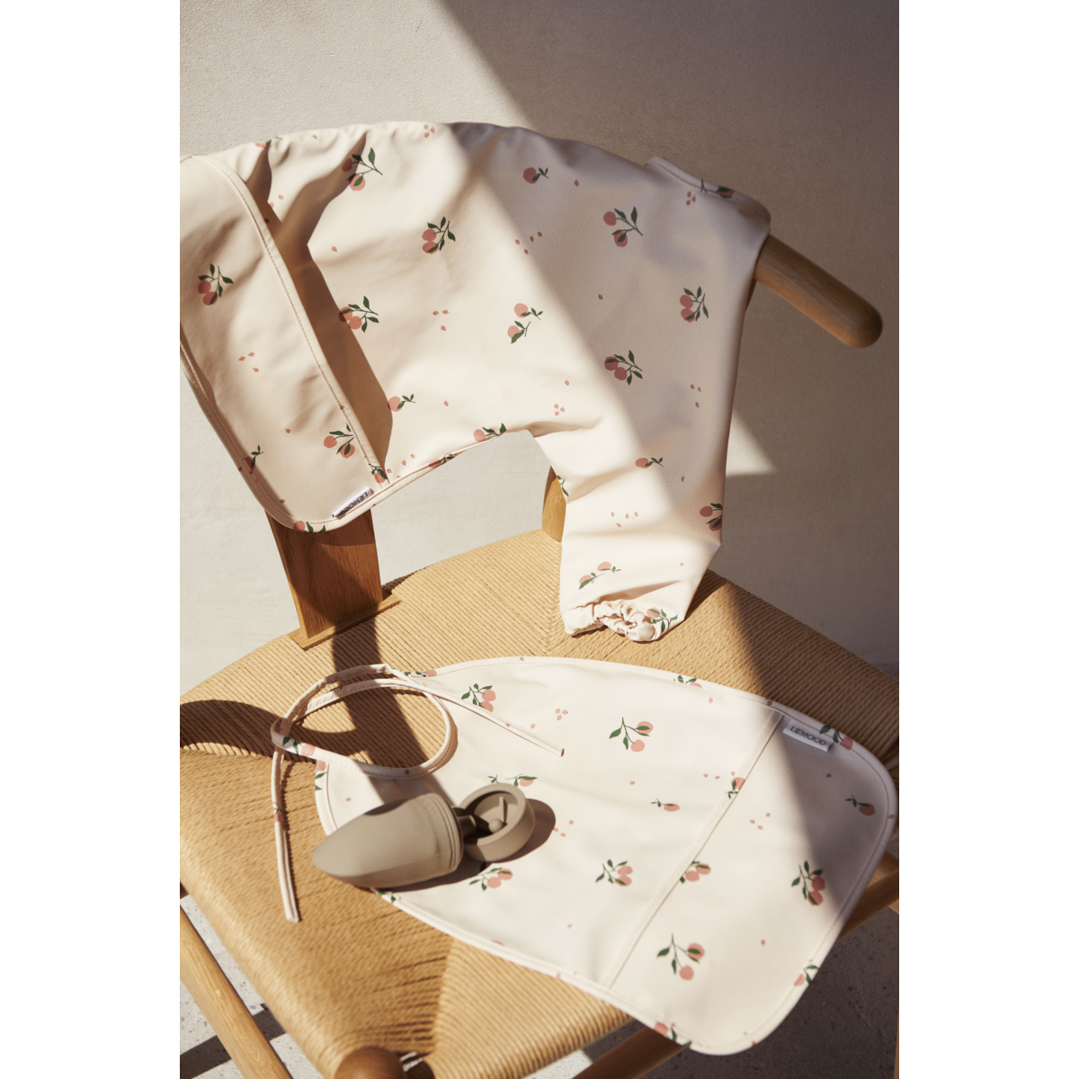 Liewood Merle bib with sleeves Peach Sea Shell - Online at Beluga Kids